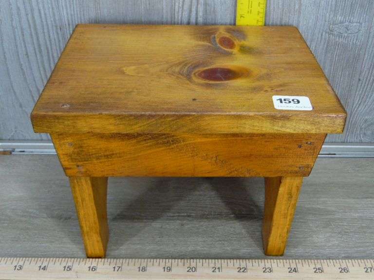 Small Wood Step Stool - Dunker Auction