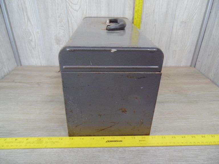 Metal Hand Tool Box: Missing Insert - Dunker Auction