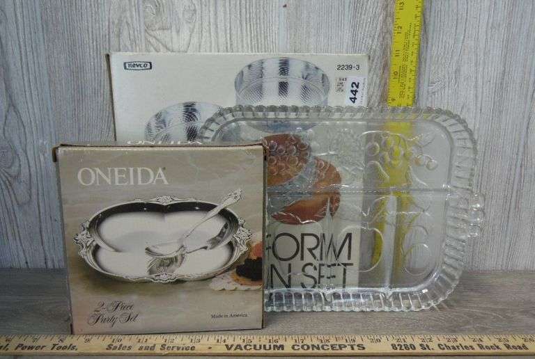 Oneida Party Set, Relishb Tray & SPringform Bake Pan Set - Dunker Auction