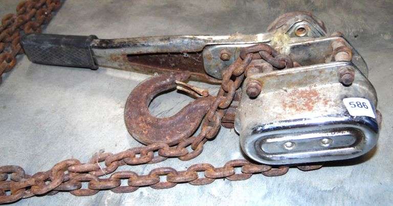 1 1/2 Ton Chain Hoist With Chain - Dunker Auction