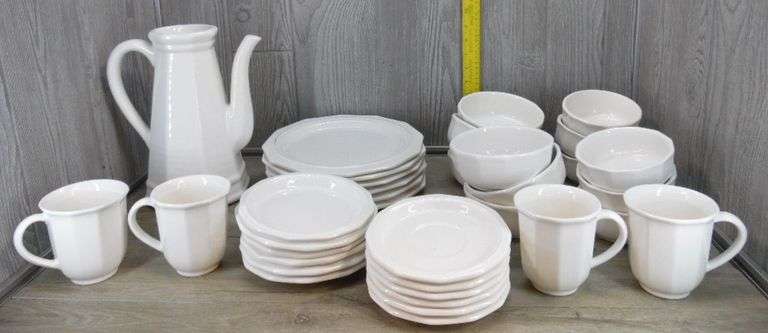 Pfaltzgraff Heritage White Bread & Butter Dinnerware - Dunker Auction