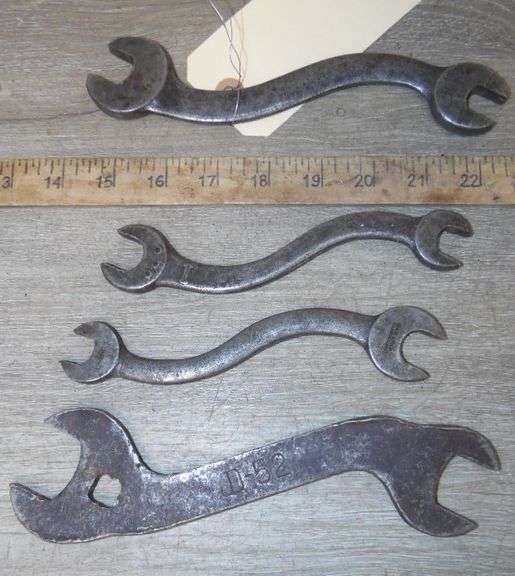 S-Shape Wrenches, John Deere D-52 Wrench - Dunker Auction