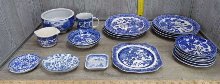 Blue Willow Pattern Dinnerware - Dunker Auction
