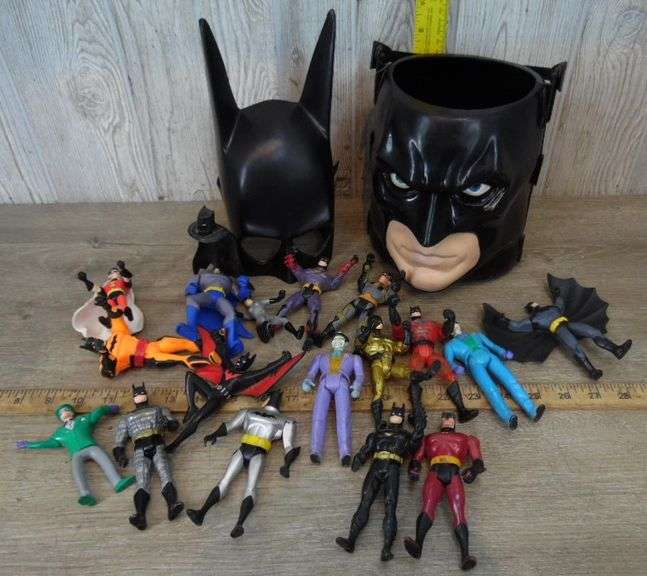 Batman Bucket With Batman Figurines, Mask - Dunker Auction