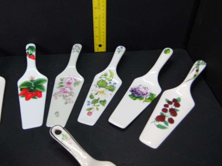 Porcelain Cake Or Pie Servers - Dunker Auction