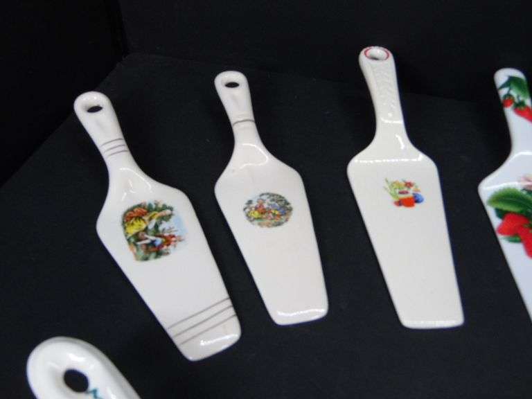 Porcelain Cake Or Pie Servers - Dunker Auction