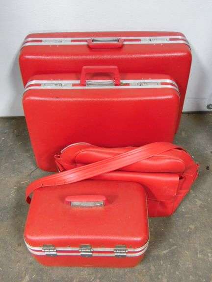 JCPenney Nesting Suitcases, Vanity Suitcase & Bag - Dunker Auction