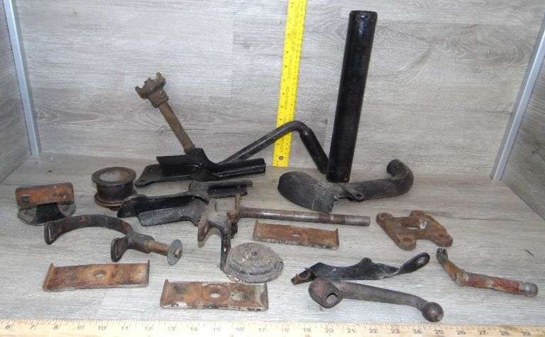 Ford Model T Crank, Step Brackets & more - Dunker Auction