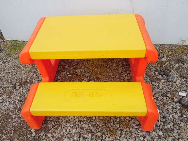 Little Tikes Picnic Table - Dunker Auction