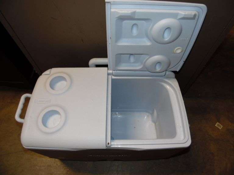 Rubbermaid Cooler With Wheels - Dunker Auction