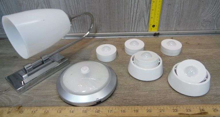 Tap Lights & Wall Light - Plastic - Dunker Auction