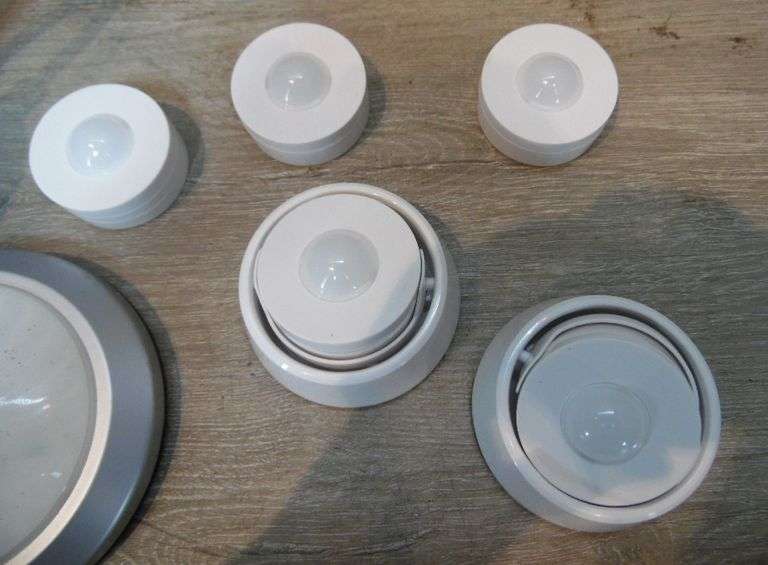 Tap Lights & Wall Light - Plastic - Dunker Auction