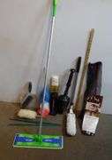 VaccUFlex, Dusters, Plunger, Dustpan, Swiffer XL - Dunker Auction
