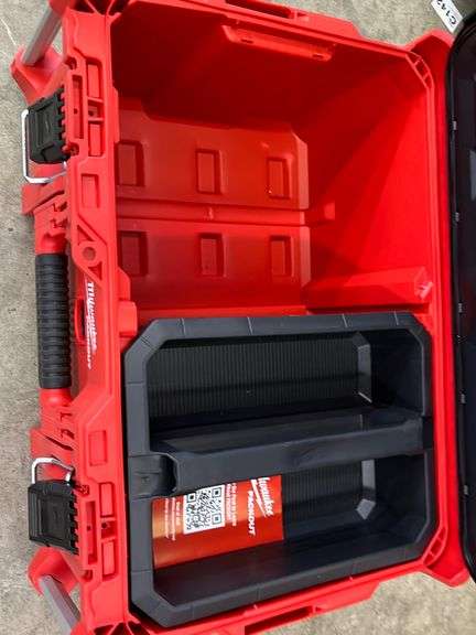 MILWAUKEE PACKOUT LARGE TOOL BOX - Earl's Auction Company