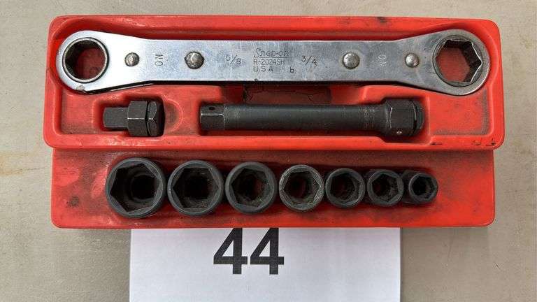 SNAP-ON DOUBLE RATCHETING WRENCH SET W/ SOCKETS - Earl's Auction Company