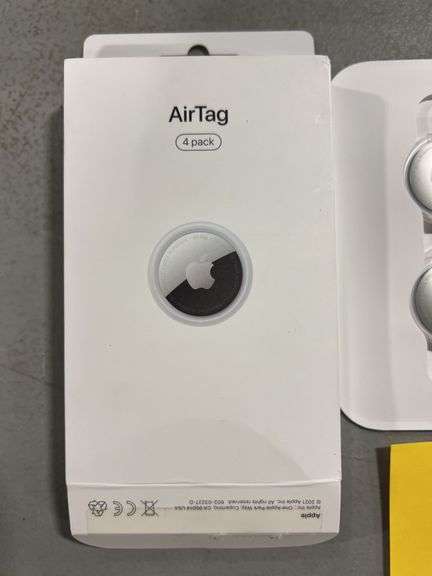 (4) APPLE AIR TAGS W/ BOX - Earl's Auction Company