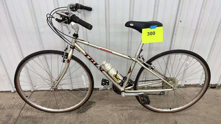 TREK 700 MULTITRACK BICYCLE - Earl's Auction Company