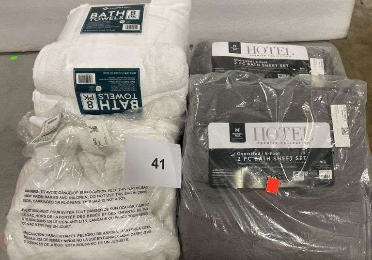 4PC BATHROOM LOT - ROBE & TOWELS - Earl's Auction Company