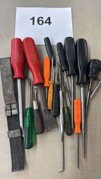 MISC HAND TOOL LOT - SEE PHOTOS - Earl's Auction Company