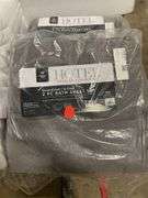 4PC BATHROOM LOT - ROBE & TOWELS - Earl's Auction Company