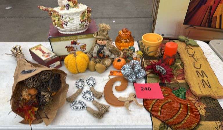 MISC FALL/HARVEST DECOR LOT - SEE PHOTOS - Earl's Auction Company
