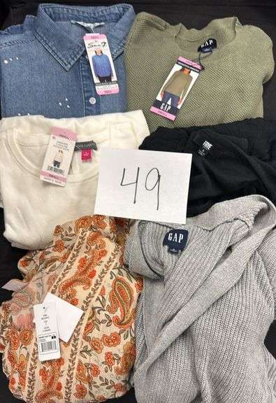 6PC WOMENS CLOTHING LOT SIZE SMAL - Earl's Auction Company