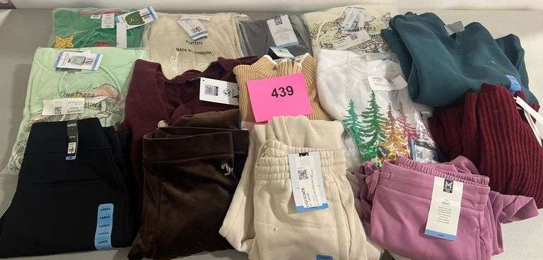 14PC WOMENS CLOTHING LOT SIZE LARGE - Earl's Auction Company