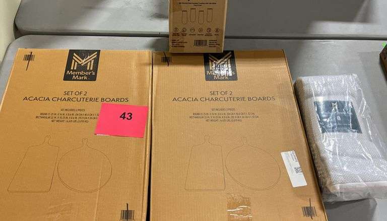 4PC KITCHEN LOT - BOARDS, TOWELS & TUMBLERS - Earl's Auction Company