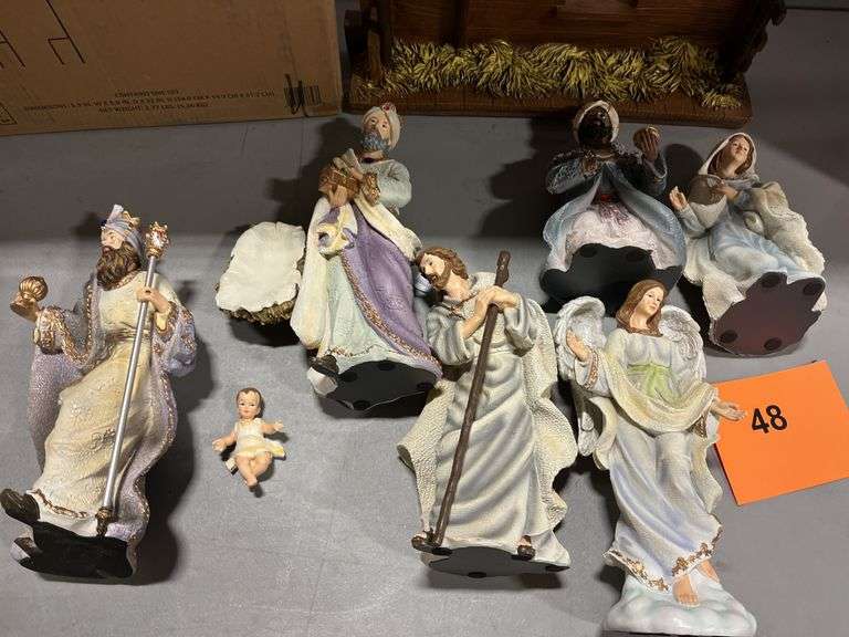 10PC HOLIDAY DECOR LOT - NATIVITY, NUTCRACKER & LIGHTS - Earl's Auction ...