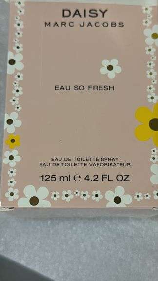 MARC JACOBS DAISY FRAGRANCE W/ BOX - Earl's Auction Company