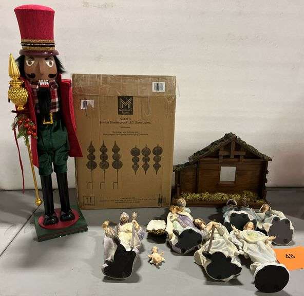 10PC HOLIDAY DECOR LOT - NATIVITY, NUTCRACKER & LIGHTS - Earl's Auction ...