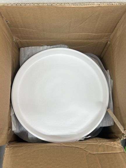 (2) BOXES STACKABLE ROUND DINNER PLATES - Earl's Auction Company