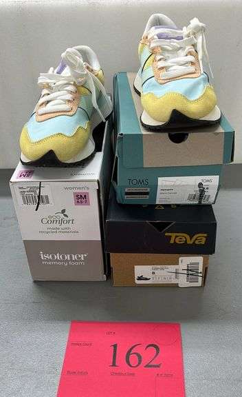 (4) PAIRS OF WOMENS SHOES - ASSORTED SIZES - Earl's Auction Company