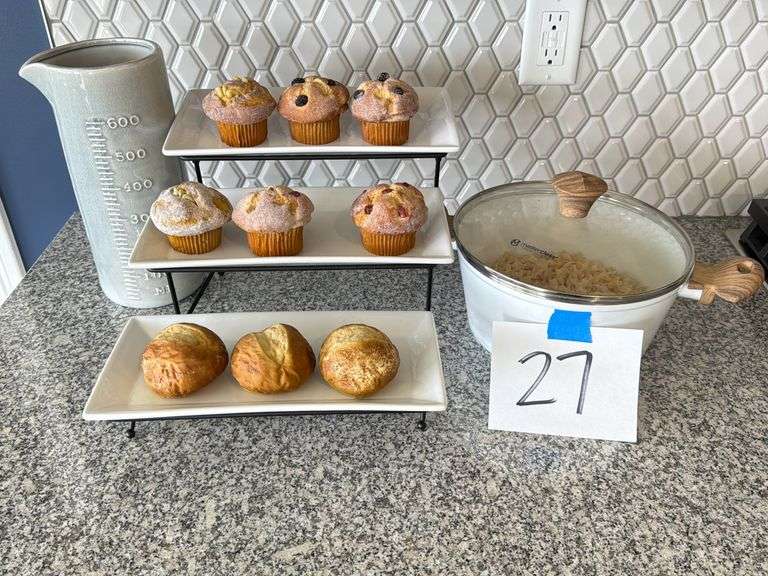 MISC HOME DECOR LOT - SEE PHOTOS - Earl's Auction Company