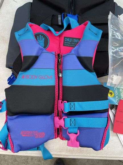 5PC POOL LOT - GOGGLES & LIFE JACKETS - Earl's Auction Company