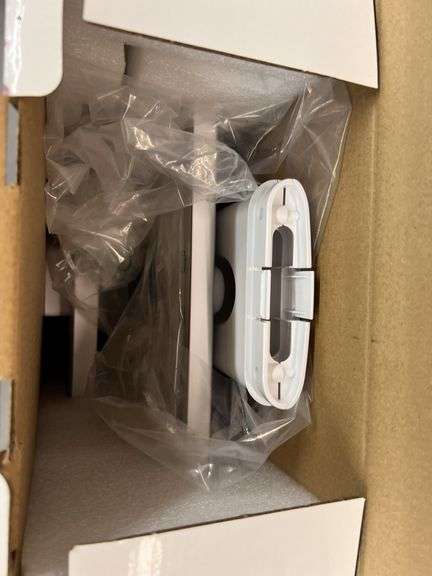 GLO TECH LED LIGHTED EDGE VANITY MIRROR IN BOX - Earl's Auction Company