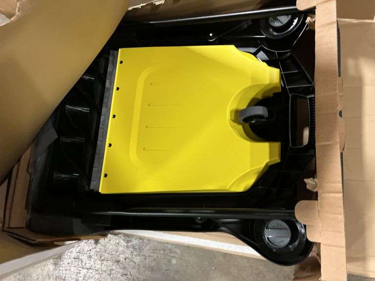 K'A'RCHER S6 TWIN PUSH SWEEPER IN BOX - Earl's Auction Company