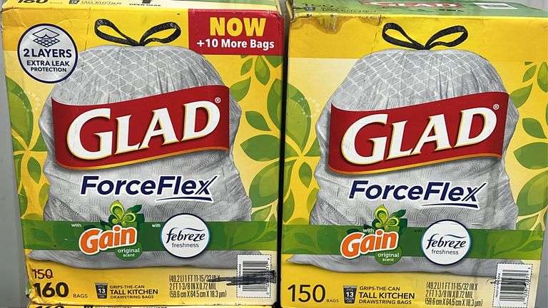 (4) BOXES OF GLAD TRASH BAGS - Earl's Auction Company