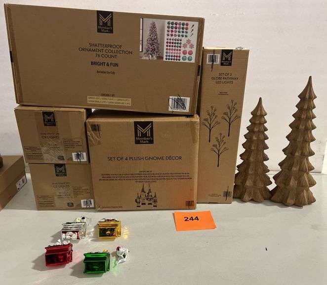 11PC HOLIDAY DECOR LOT - SEE PHOTOS - Earl's Auction Company