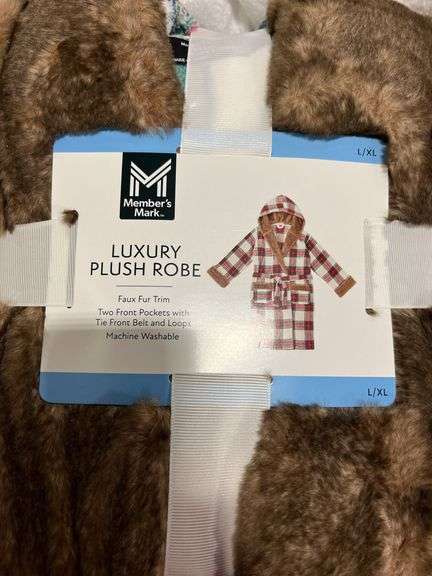 (3) WOMENS ROBES - SIZE L/XL - Earl's Auction Company