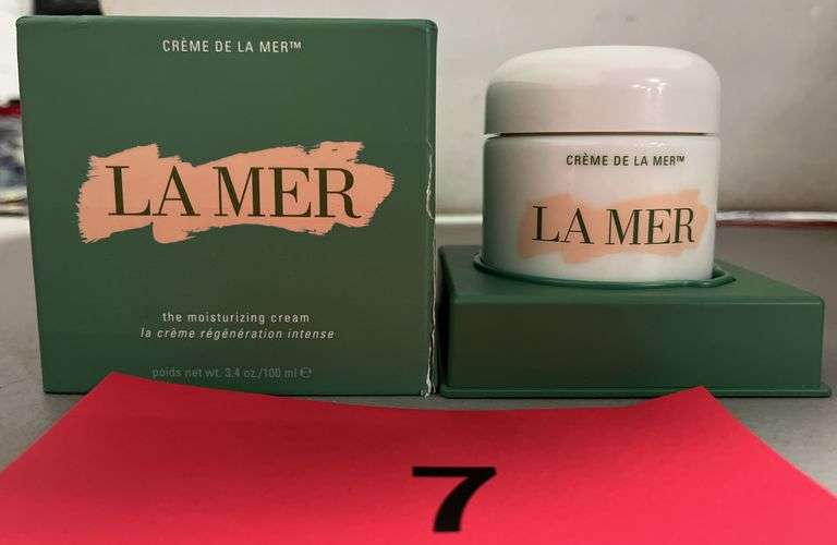 LA MER THE MOISTURIZING CREAM W/ BOX - Earl's Auction Company