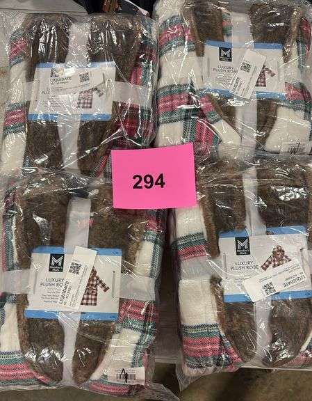 (4) ROBES SIZE L/XL - Earl's Auction Company