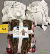 (3) WOMENS ROBES - SIZE L/XL - Earl's Auction Company