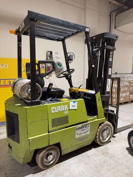 CLARK PROPANE FORKLIFT (DOES NOT RUN) - Earl's Auction Company