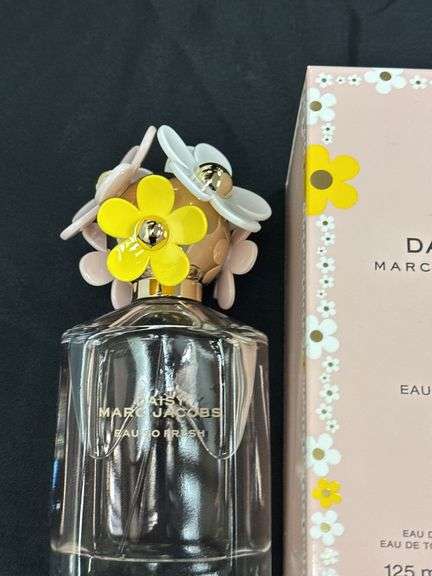 MARC JACOBS DAISY FRAGRANCE W/ BOX - Earl's Auction Company