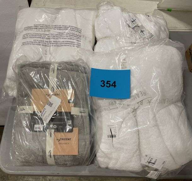 4PC BATHROOM LOT - TOWELS & ROBES - Earl's Auction Company