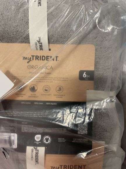 4PC BATHROOM LOT - TOWELS & ROBES - Earl's Auction Company