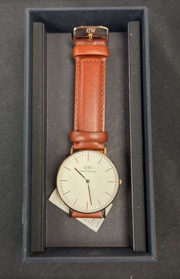 DANIEL WELLINGTON WATCH IN BOX (MSRP $239.00) - Earl's Auction Company