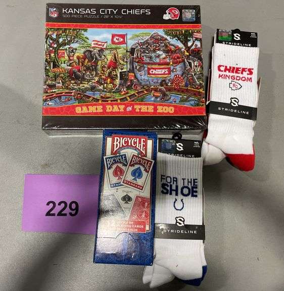 (2) PACKS OF SOCKS & (2) TABLE GAMES - Earl's Auction Company