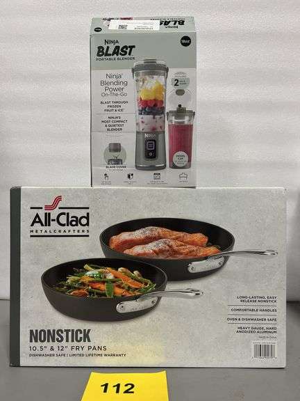 2PC KITCHEN LOT - BLENDER & FRY PANS - Earl's Auction Company